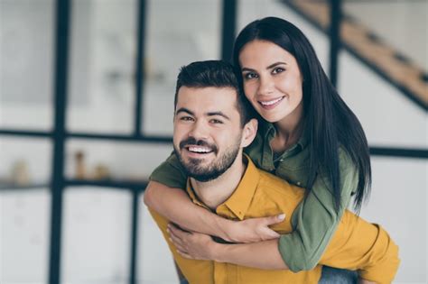 Pareja Joven En Casa Foto Premium