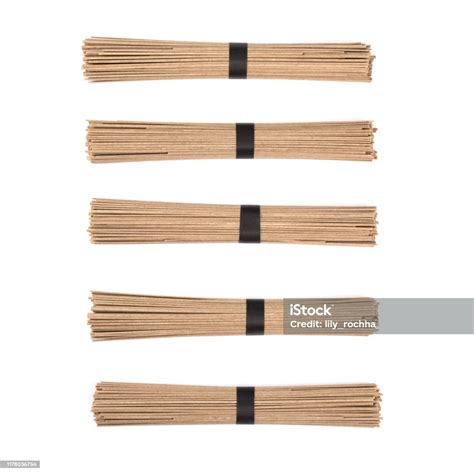 흰색 배경에 고립 된 국수 소바 전통 일본 음식 Text미니멀리스트 개념의 공간을 복사합니다 상단 보기입니다 플랫 레이