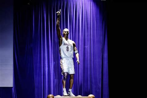 Estátua em homenagem a Kobe Bryant tem múltiplos erros de escrita