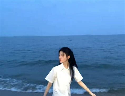 鞠婧祎海边散步，拍视频时突然脱掉衬衣，看到后背瞬间脱粉 搜狐大视野 搜狐新闻