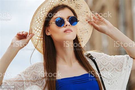 거리에서 포즈를 취하는 젊은 예쁜 아가씨 모델 착용 세련 된 라운드 걷기에 대한 스톡 사진 및 기타 이미지 걷기 관광 귀여운 Istock