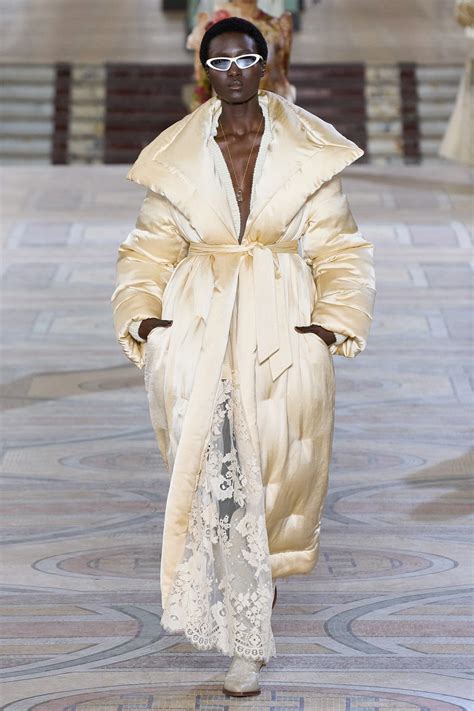 Наймодніші довгі пуховики цієї зими Читайте на Ukr Net