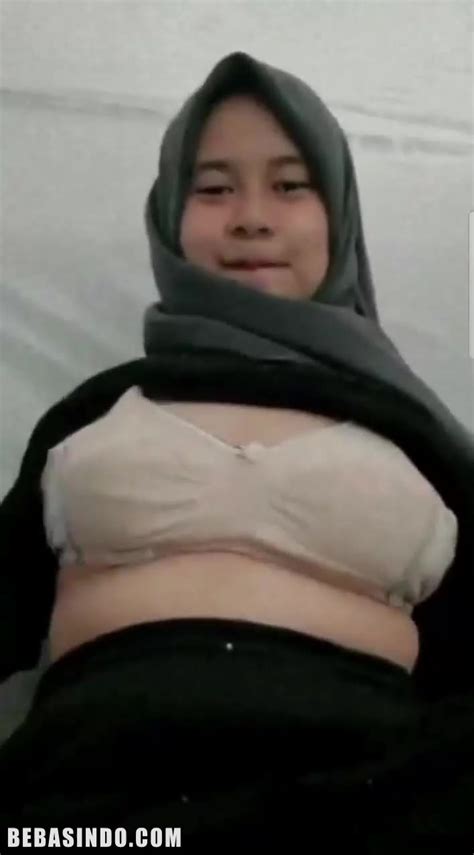 Bokep abg ngezoom mulus toket memeknya