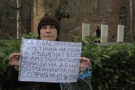 Едни защитават Съветската армия пред общината други пред паметника