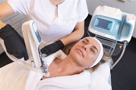 Bezbolesne laserowe odmładzanie twarzy szyi i dekoltu Blog JetSetClinic