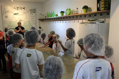 SALADA DE FRUTAS NA COZINHA EXPERIMENTAL CCDA Colégio Carlos