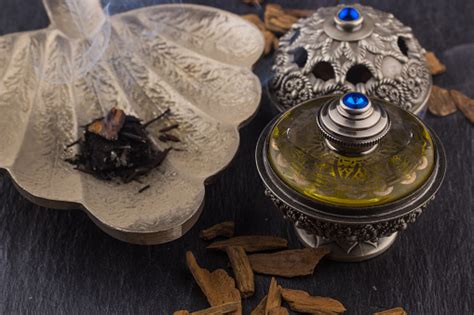 동양 예술 아라비아 Oud 향수 실버 Oud 향수 나무와 아라비아 Oud 향수 향수는 공기에서 연기와 배경에서 점화 0명에 대한