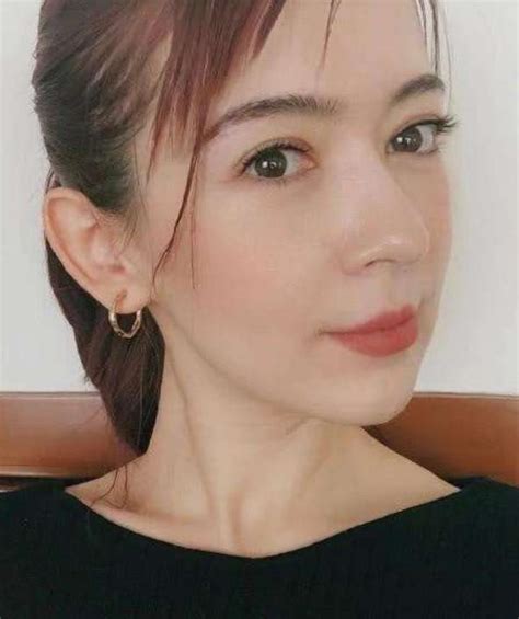 央視名嘴尼格買提妻子曬照，氣場強大韻味足，回眸瞬間更美 壹讀