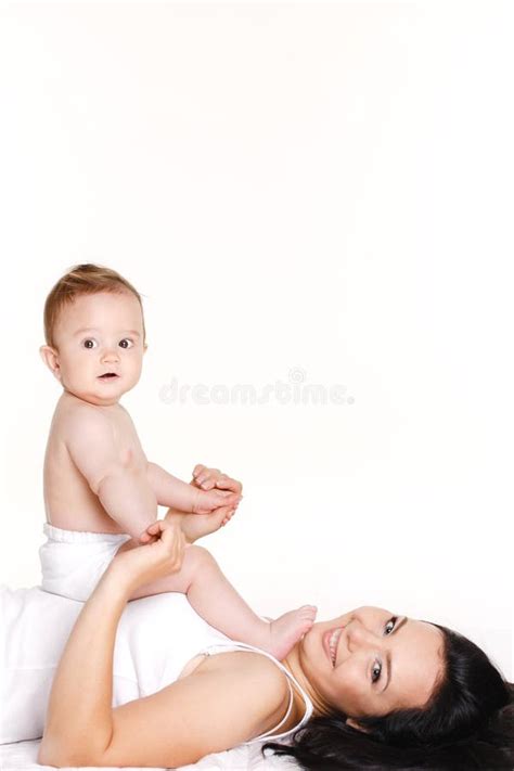 Madre Con El Bebé Aislado En Blanco Familia Feliz Con Recién Nacido