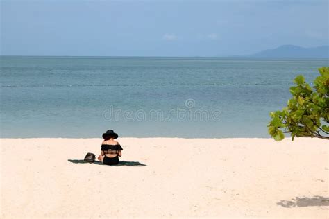 Selfie Asiatique De Touristes De Filles Sur La Plage Photo Stock