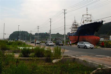 Un barco a la deriva en la montaña