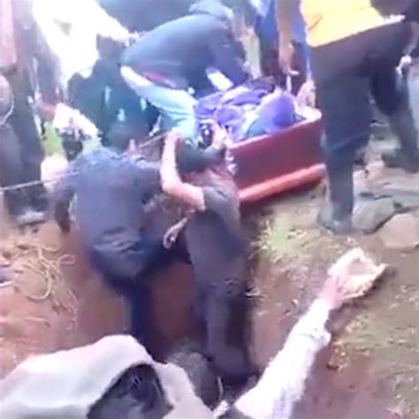 Video El Tropiezo De Un Sepulturero Que Dejó Expuesto El Cadáver De