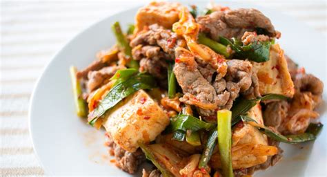 低脂肪・高タンパクの食事メニューとして、「肉豆腐のキムチ炒め」のレシピをご紹介いたします。肉料理に豆腐を加えることで、カロリーカットができ