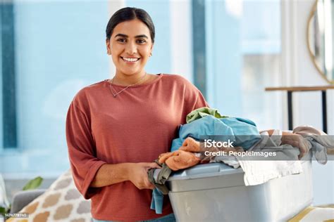 청소 청소부 세탁 옷 세탁 및 청소 서비스 하우스키핑 및 위생이 있는 여성 직물 세탁 청소 및 봄 청소 집안일 초상화 및 세탁 바구니로 가정부 20 24세에 대한 스톡 사진