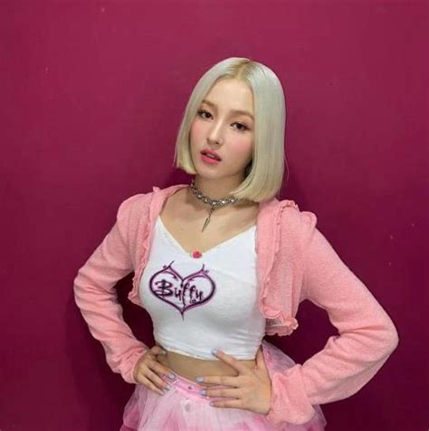 韩女团成员后台换装被偷拍，裸露视频在全网散播，疑内部人员所为道德底线被偷拍女团新浪新闻