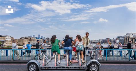 트럭 뒤에 서 있는 한 무리의 사람들 사진 Unsplash의 무료 런던 이미지