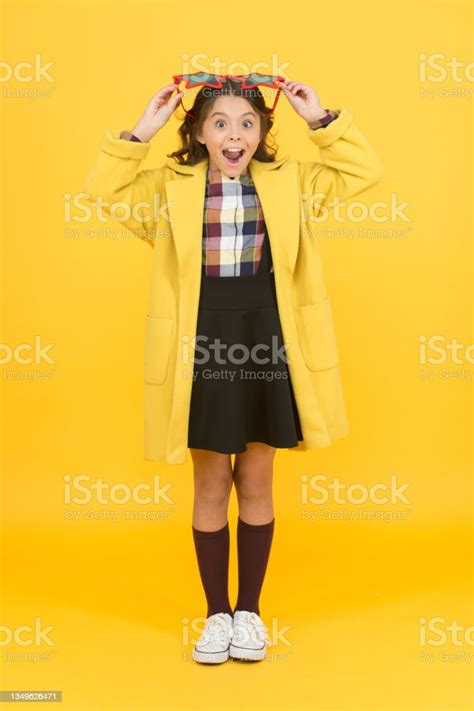 학교 파티에 적합합니다 행복한 파티 소녀 노란색 배경 어린 아이는 컬러 렌즈가 달린 파티 안경을 착용합니다 귀여운 작은 아이는