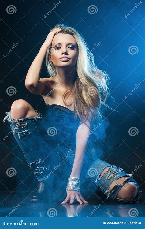 Portret Van Jonge Verleidelijke Vrouw Stock Afbeelding Image Of Zitting Verleidelijk