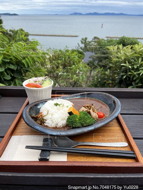 木のテーブルの上に置かれた料理の皿の写真・画像素材 7048175 Snapmart（スナップマート）