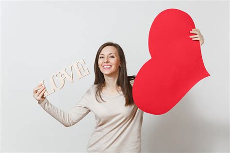 효과적인 영 웃 고 여자 들고 큰 붉은 마음 나무 단어는 흰색 바탕에 사랑 광고에 대 한 공간을 복사 합니다 와 텍스트에 대 한 장소 성 발렌타인의 날 또는 국제 여성의 날