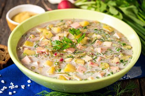 Okroshka입니다 전통적인 러시아 여름 소시지 야채 나무 배경에 그릇에 크 바스와 차가운 수프 건강한 식생활에 대한 스톡