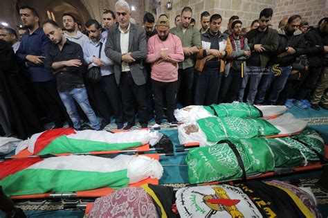 جماهير غفيرة تشيع جثمان الشهيد القائد الكبير خليل البهتيني وعدد من
