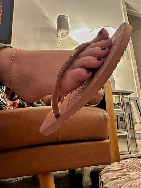 Happy Toesday 💕 Rfemaleflipflops