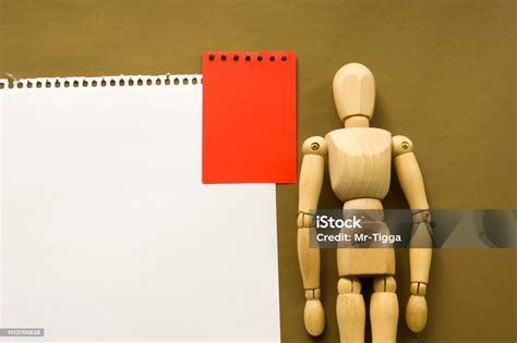 나무 인형과 빈 종이 조각 종이 개념의 시트와 나무 마네킹 빈 공간 창의력과 예술 카피스페이스 개념에 대한 스톡 사진 및 기타