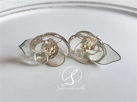 【花言葉】 白い椿 ピアス イヤリング ピアス（スタッド・一粒） 秋吉霞 通販｜creemaクリーマ 16821678
