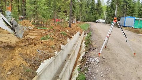 Монтаж водоотводных железобетонных лотков в канаву. Смонтировать ...
