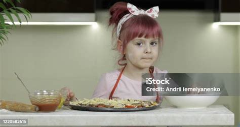 요리 부엌에서 생 피자에 강판 치즈를 추가 앞치마에 어린 아이 가정 생활에 대한 스톡 사진 및 기타 이미지 가정 생활 가정 주방 가정의 방 Istock