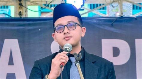 7 Potret Fajrul Islam Kepala Sekolah Ganteng Yang Nikahi Mantan