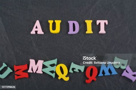 화려한 Abc 알파벳 블록 나무 문자로 구성된 블랙 보드 배경에 감사 단어 광고 텍스트에 대한 공간을 복사합니다 영어 개념을 학습 0명에 대한 스톡 사진 및 기타 이미지