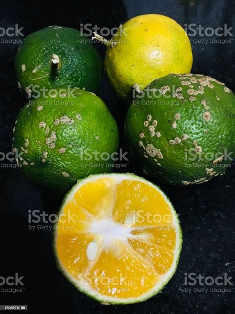 나무에서 가져온 레몬 전체와 어두운 배경에 육즙 레몬의 절반 0명에 대한 스톡 사진 및 기타 이미지 0명 감귤류 과일 건강한 식생활 Istock