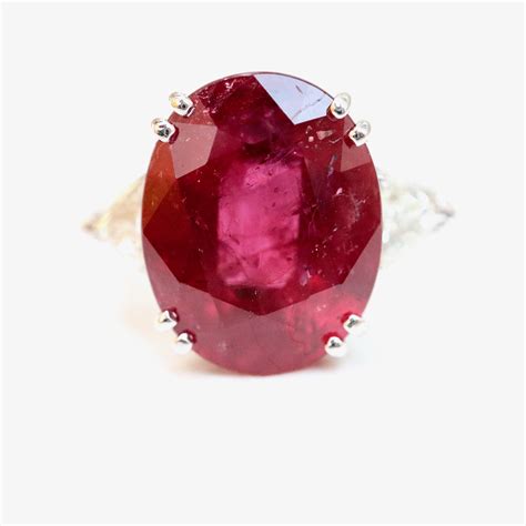 Ruby Ring Ruby 68 Carat In 18 Carat White Gold Triangle Diamonds For