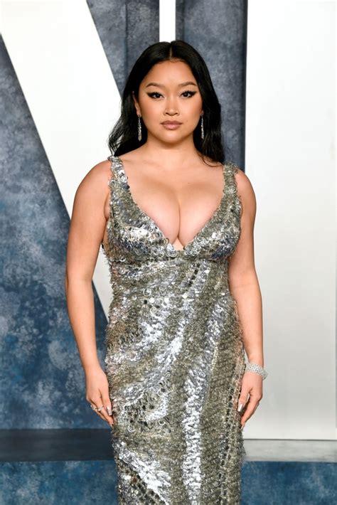 lana condor sexy à la soirée vanity fair des oscars à beverly hills