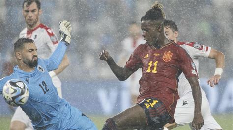 Lamine Yamal se convierte en el futbolista más joven en marcar con España a sus años