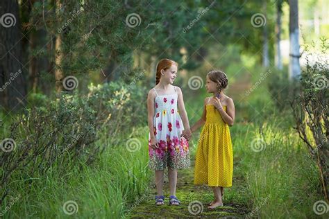 Deux Petites Filles Mignonnes Parlant En Parc Marche Image Stock