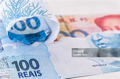 중국과 브라질의 돈 100 위안의 지폐와 지폐 또는 인민비 브라질과 중국 시장 개념 경제에 대한 스톡 사진 및 기타 이미지