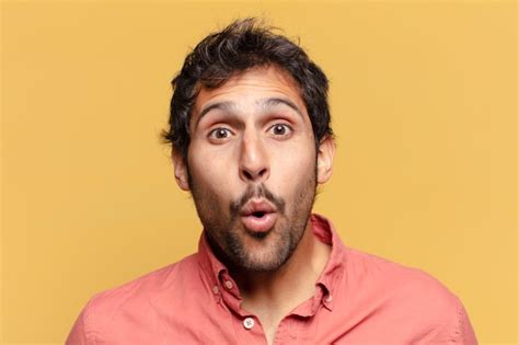 젊은 잘생긴 인도 남자 충격을 받거나 놀란 표정 프리미엄 사진