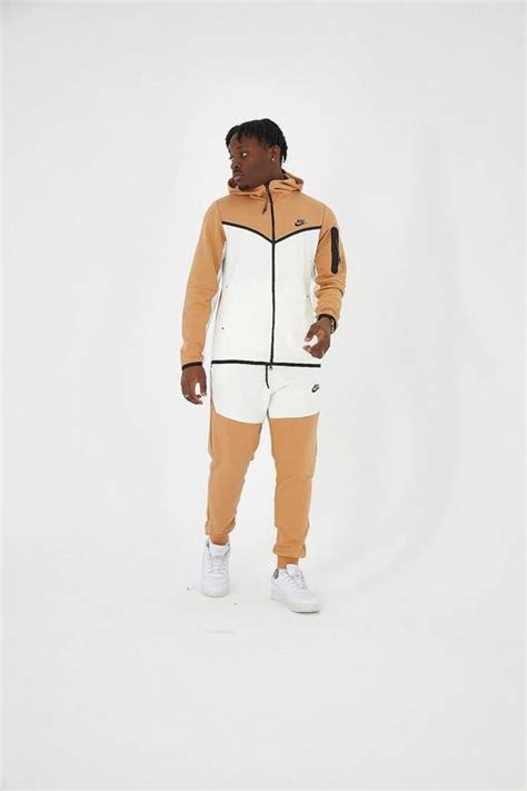 Лёгкий бежевый спортивный костюм nike tech fleece бежевый мужской ...