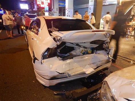 妙齡女恍神連撞路旁3車 現場一片凌亂車體扭曲變形 社會 中時