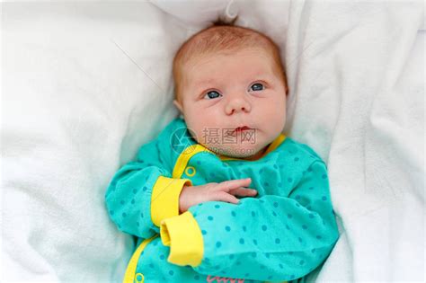 可爱的新生婴儿躺在白色的床上高清图片下载 正版图片507569008 摄图网