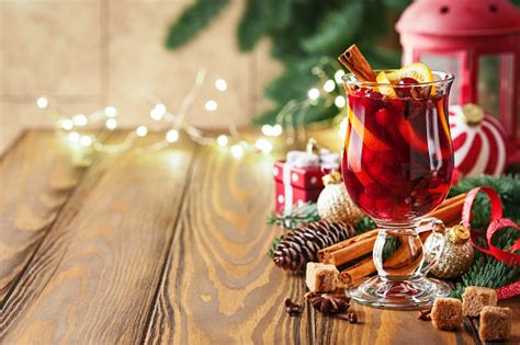 크리스마스 뜨거운 Mulled 와인입니다 향기로운 향신료 계피 아니스 설탕 보케와 장식이 있는 전나무 나뭇가지를 곁들인