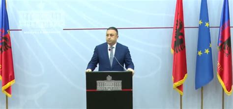 Emrat Prezantohen Drejtor T E Policis S Shtetit Gazeta Express