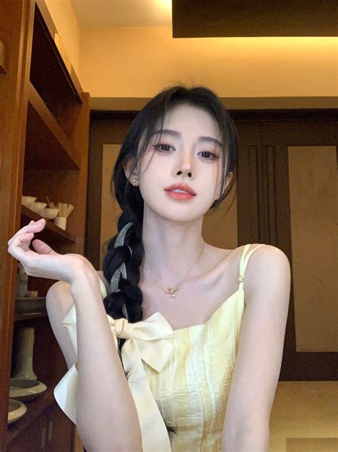 鞠婧祎晒怼脸自拍照 穿嫩黄色吊带裙好甜！ 搜狐大视野 搜狐新闻