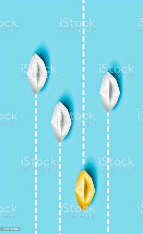 흰색 스톡 사진 으로 이어지는 노란색 종이 보트로 개념 변경 종이 배에 대한 스톡 사진 및 기타 이미지 종이 배 색상