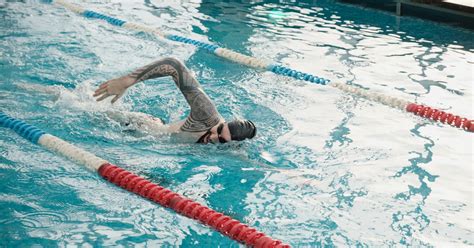 모자를 쓴 젊은 수염을 기른 남자와 현대 수영장에서 수영 스트로크 사진 Unsplash의 수영하다 이미지