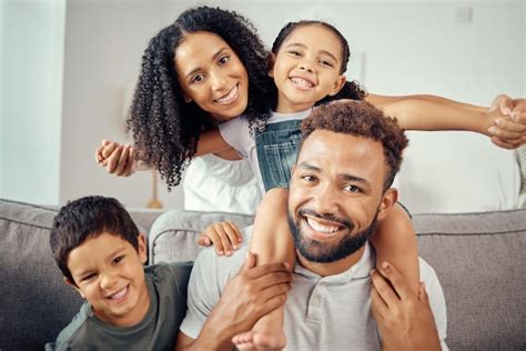 Mãe Pai E Filhos Uma Família Feliz Em Um Sofá Na Sala De Estar Em Casa