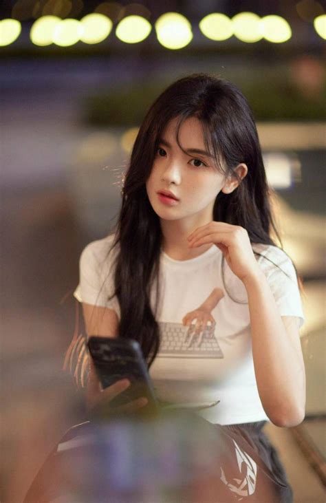 杨超越拍街头校园风写真 手执书本似清纯女大学生 搜狐大视野 搜狐新闻